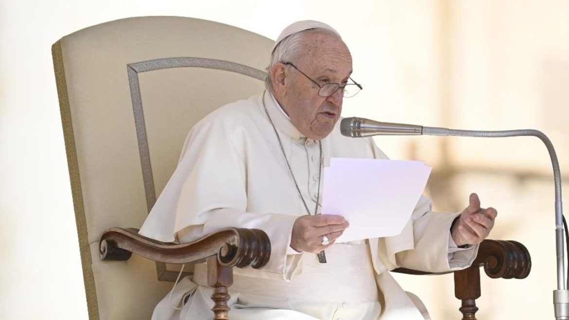 Pope at Audience: The beauty of bonds that unite generations - Digital ...